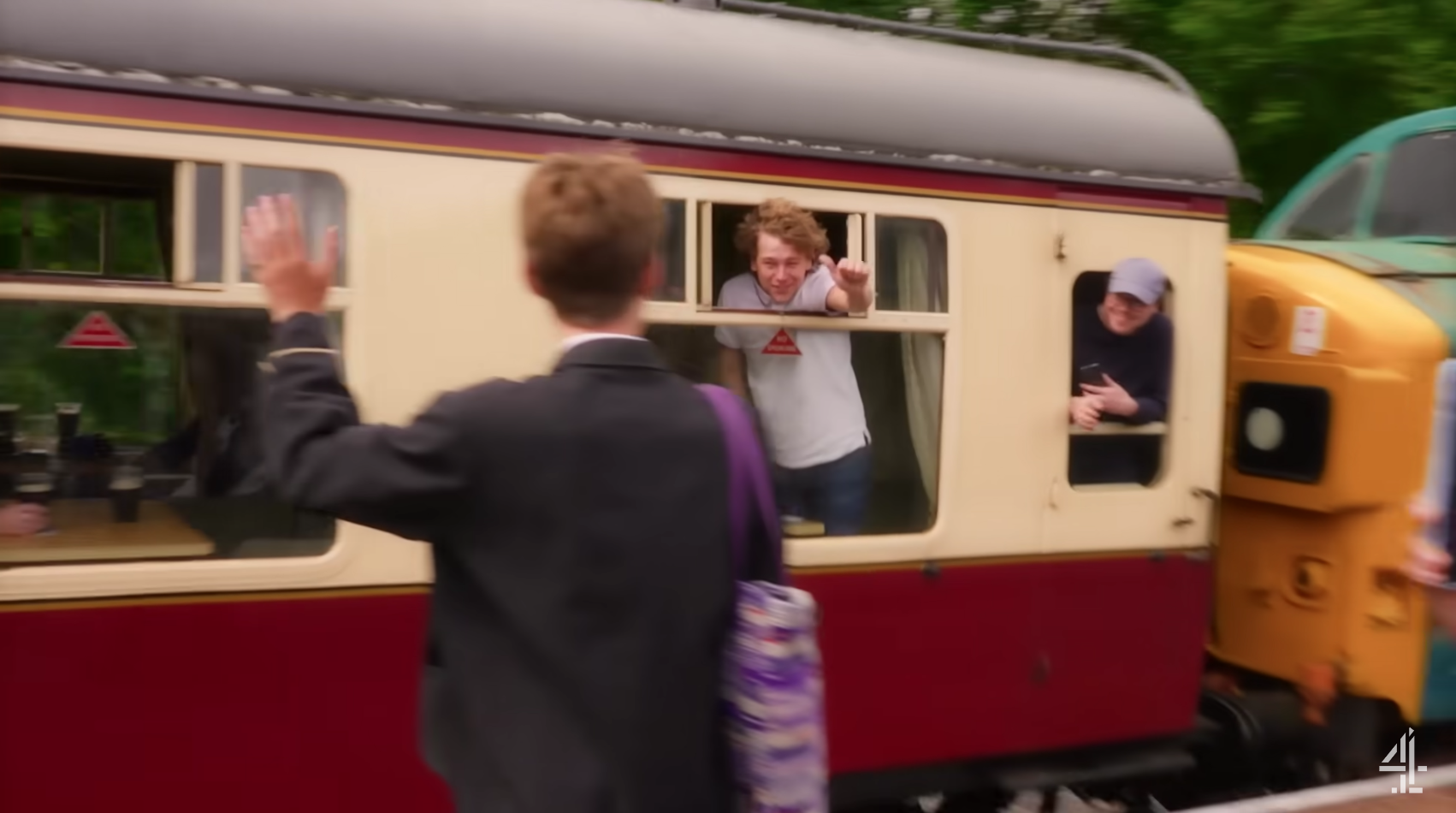 Jesse Lingard strikes up emotional bromance with trainspotter Francis ...