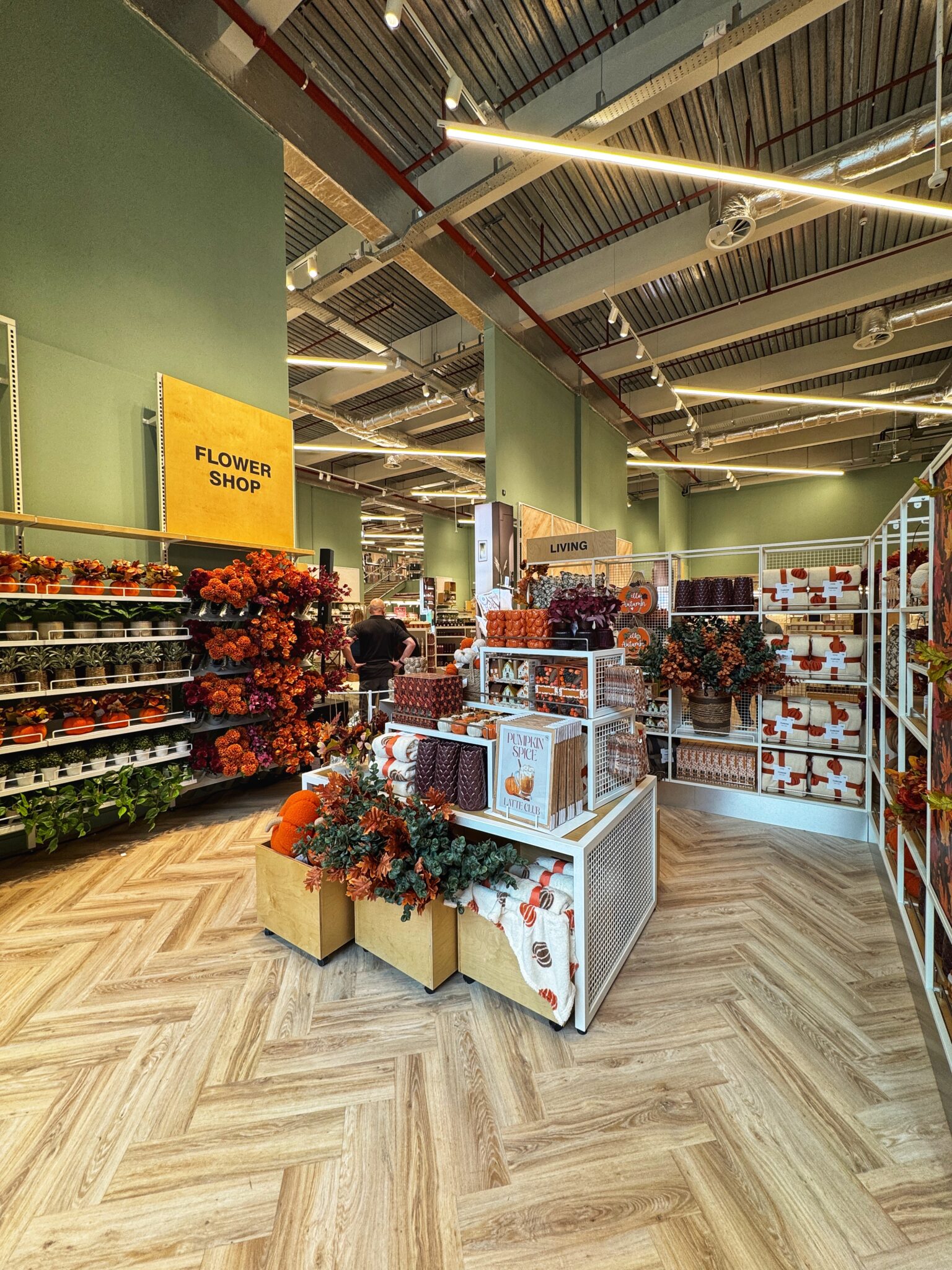 Huge fairground, splash park, and beach return to Trafford Centre this ...