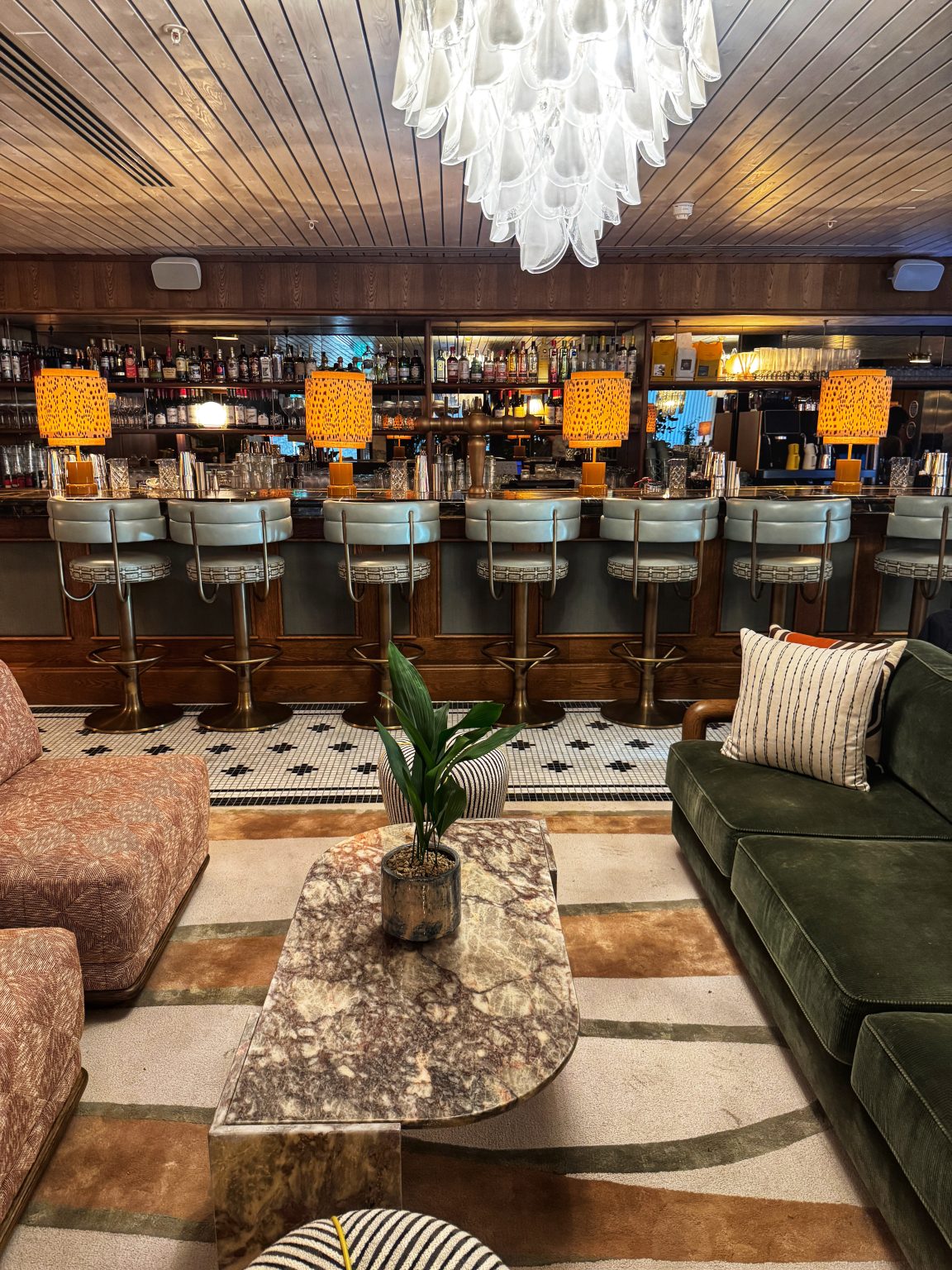 Mancs slam 'glow down' of beloved Northern Quarter book shop cafe ...